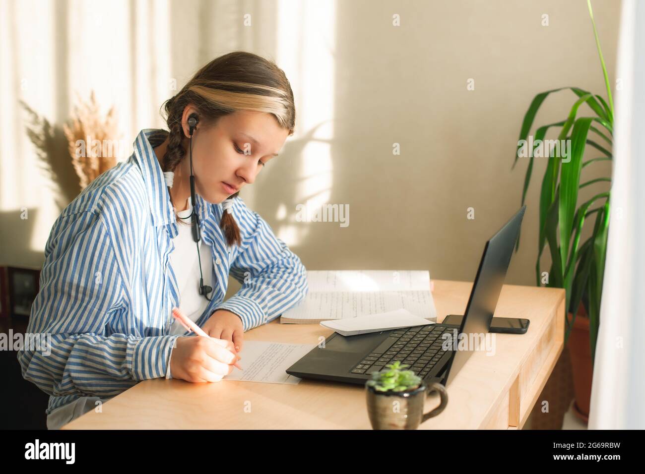 Teen girl learning at the desk hi-res stock photography and images - Alamy