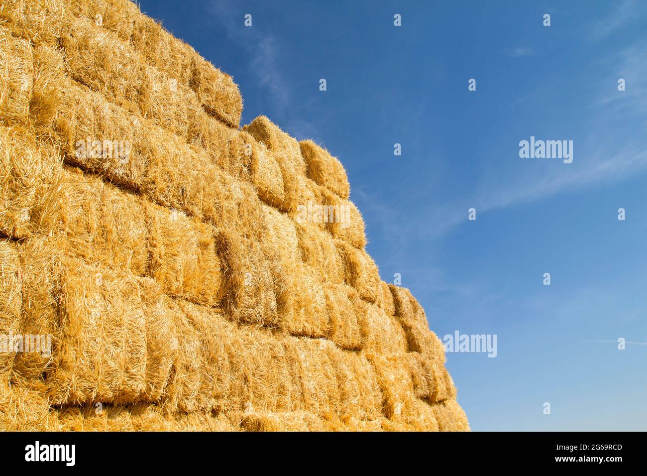 Square bale stack hi-res stock photography and images - Alamy