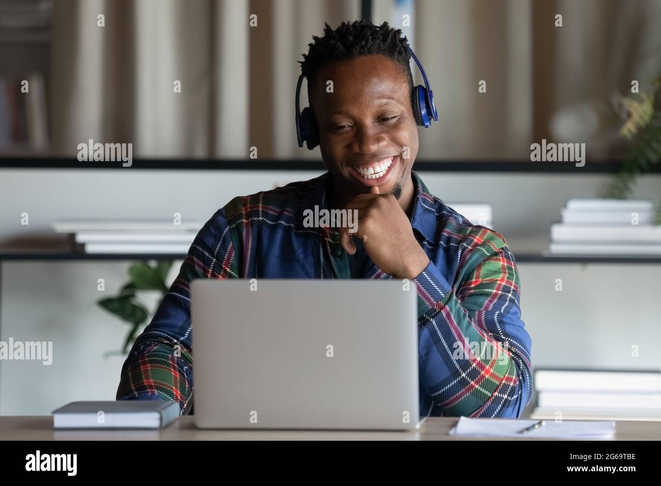 Happy user computer screen laptop man hi-res stock photography and ...