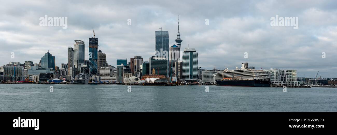Auckland cloud building from the water hi-res stock photography and ...