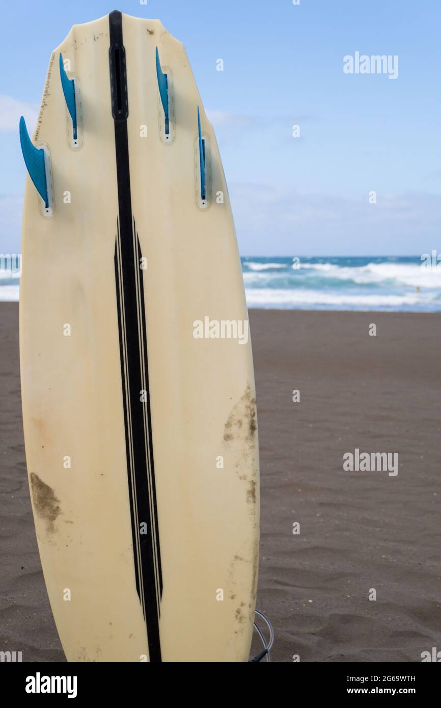Surfboard stuck in sand beach hi-res stock photography and images - Alamy