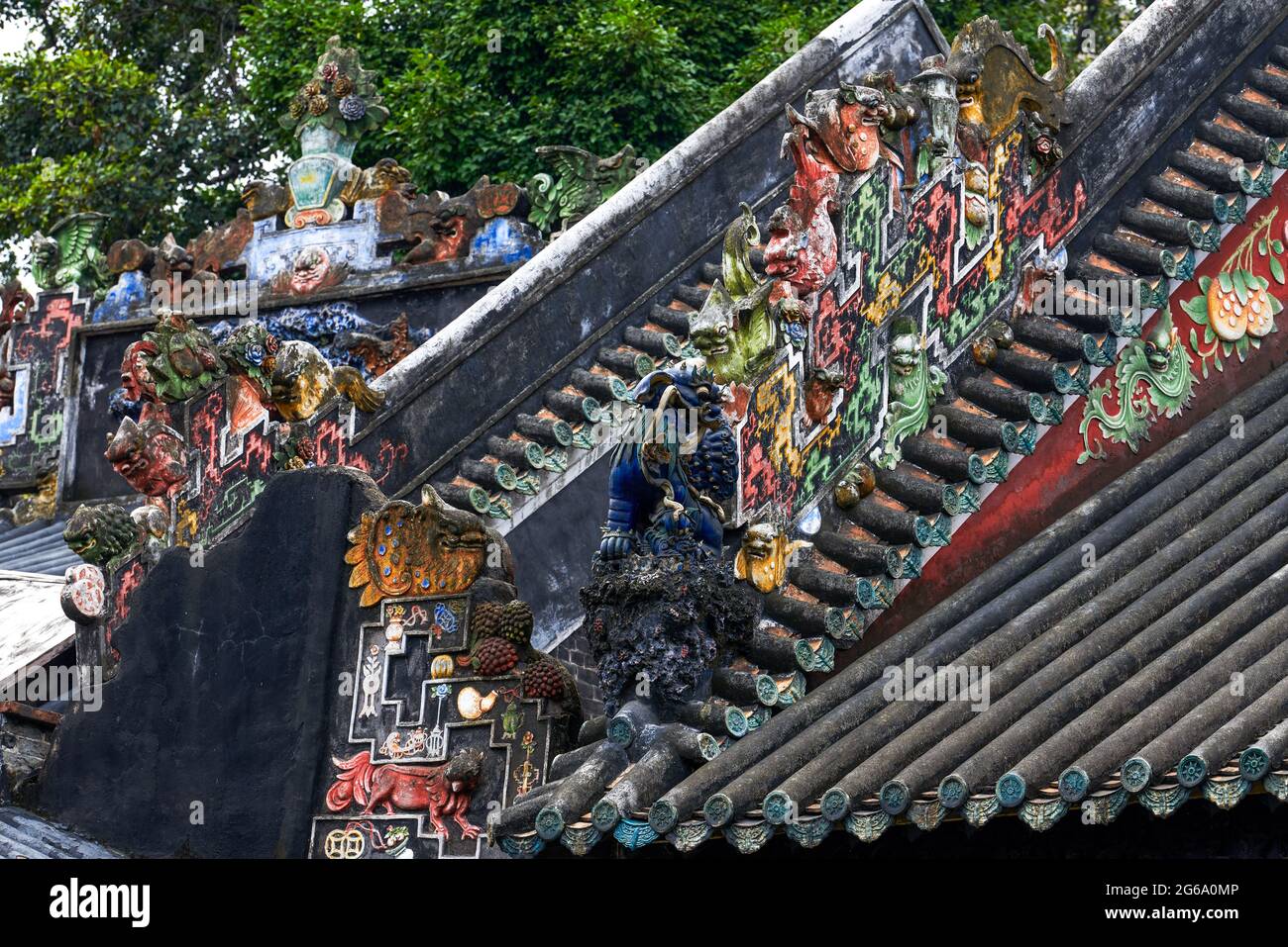 Guangzhou Chen Clan Ancestral House, the exquisitely carved Lingnan ...
