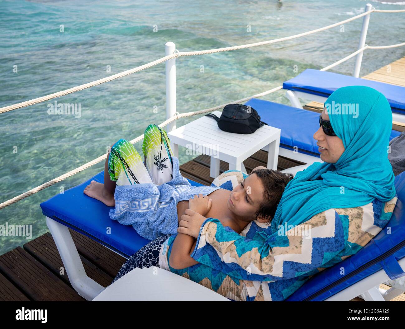 Islamic women on beach hi-res stock photography and images - Alamy
