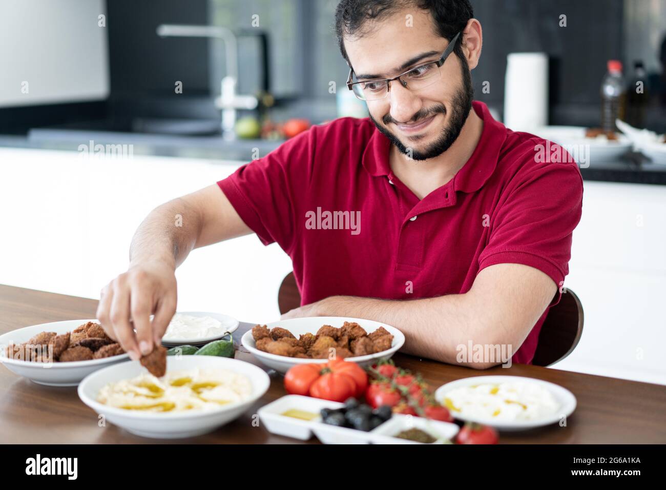 Man sitting alone at dinner table hi-res stock photography and images ...