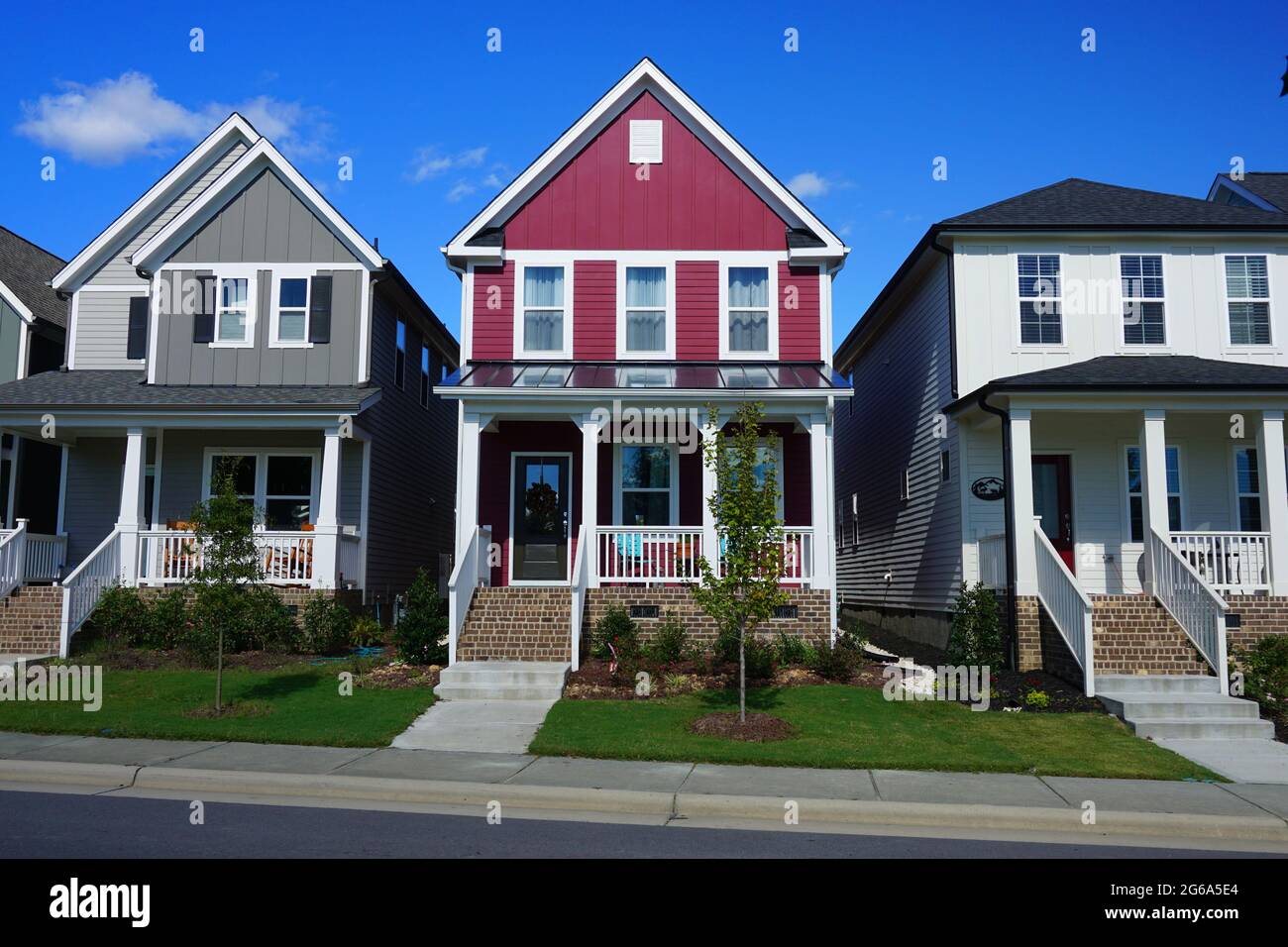 Row of suburb houses usa hi-res stock photography and images - Alamy