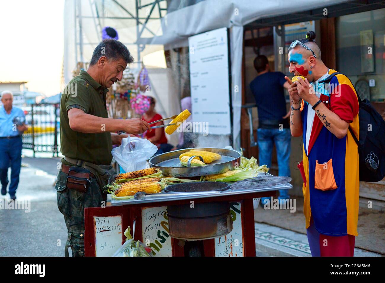 Man eating corn on the cob hi-res stock photography and images - Alamy