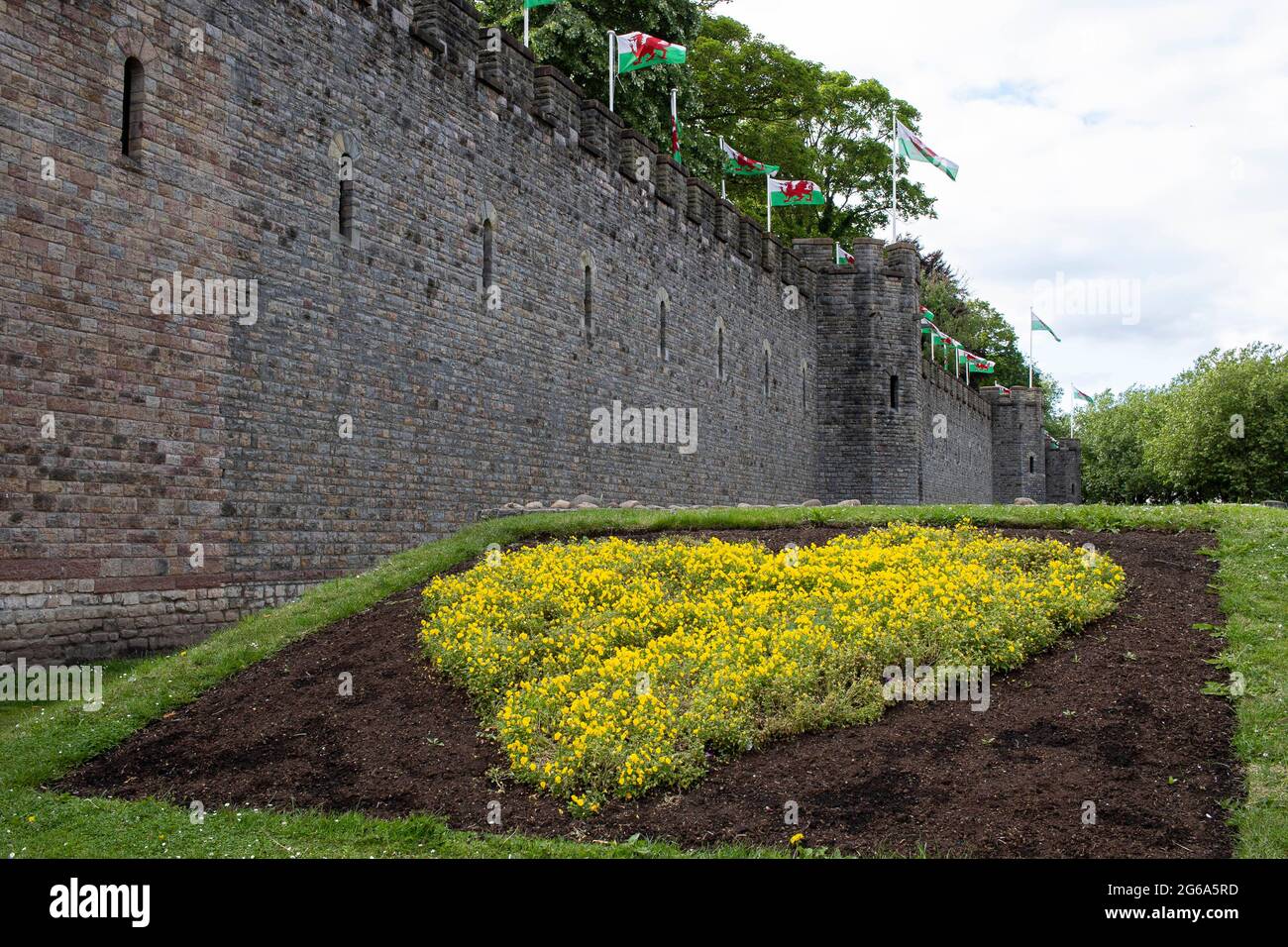 Welsh flag on a wall hi-res stock photography and images - Alamy