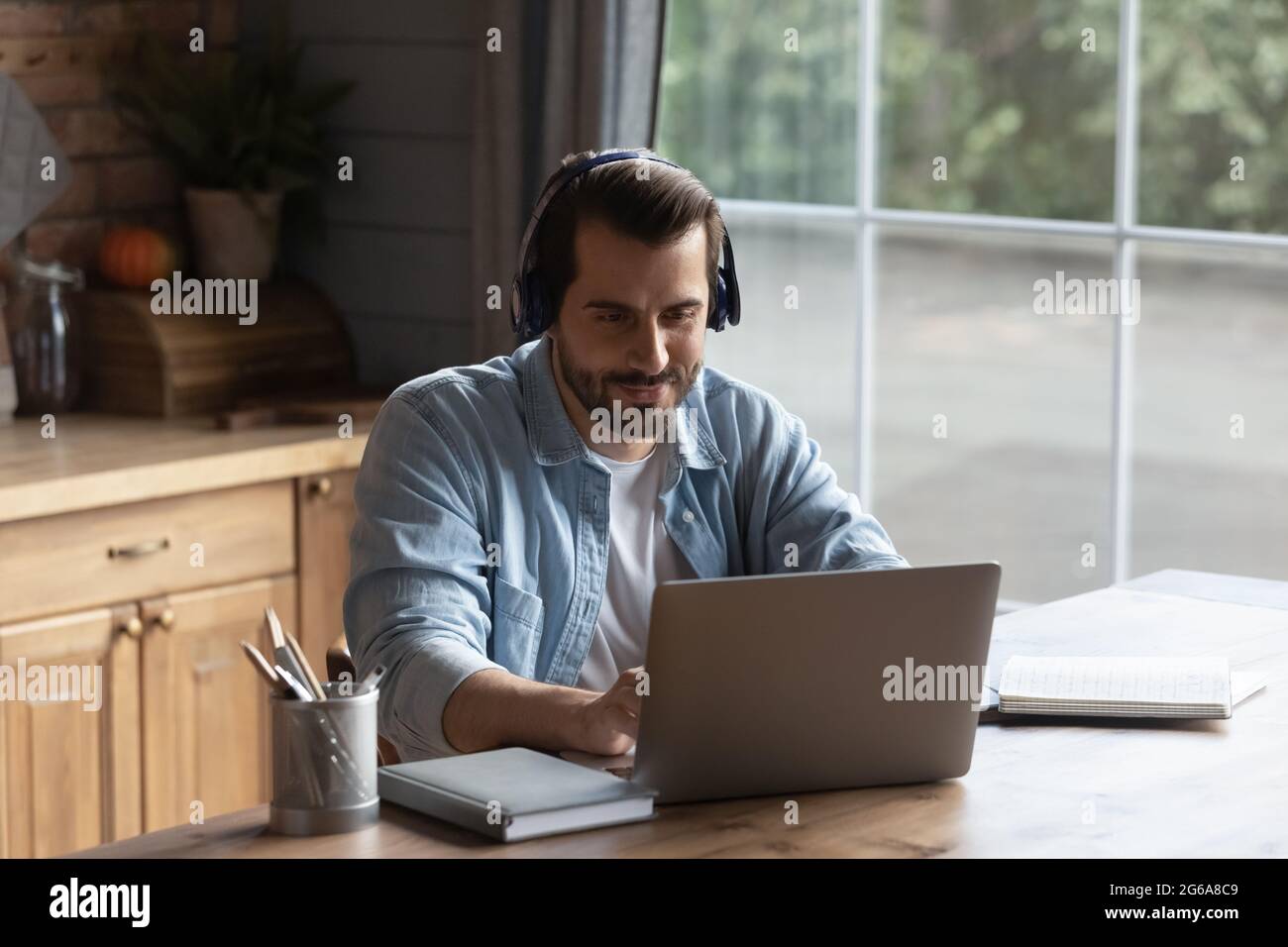 30s male employee hi-res stock photography and images - Alamy