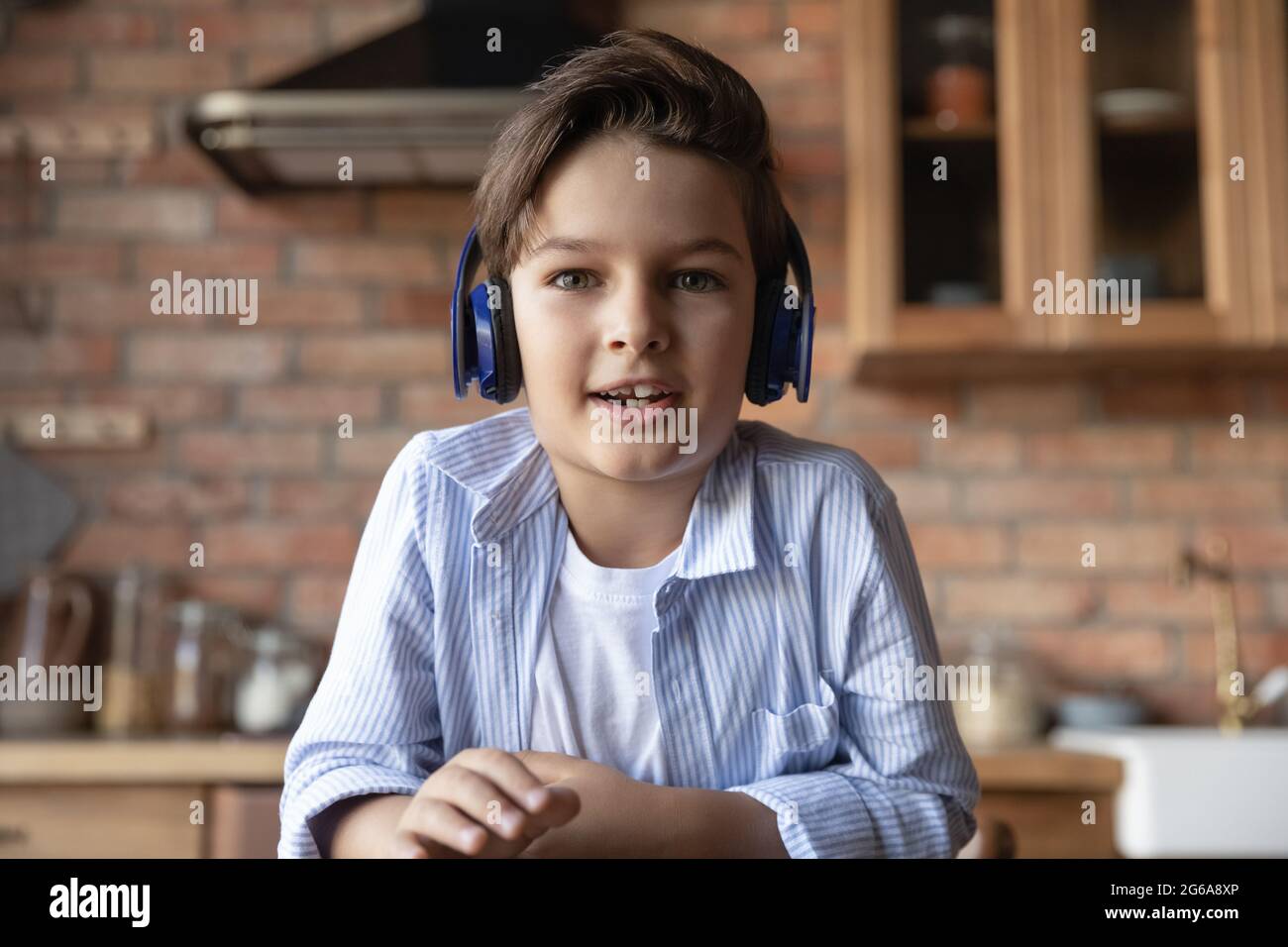 Kid speaking in class hi-res stock photography and images - Alamy