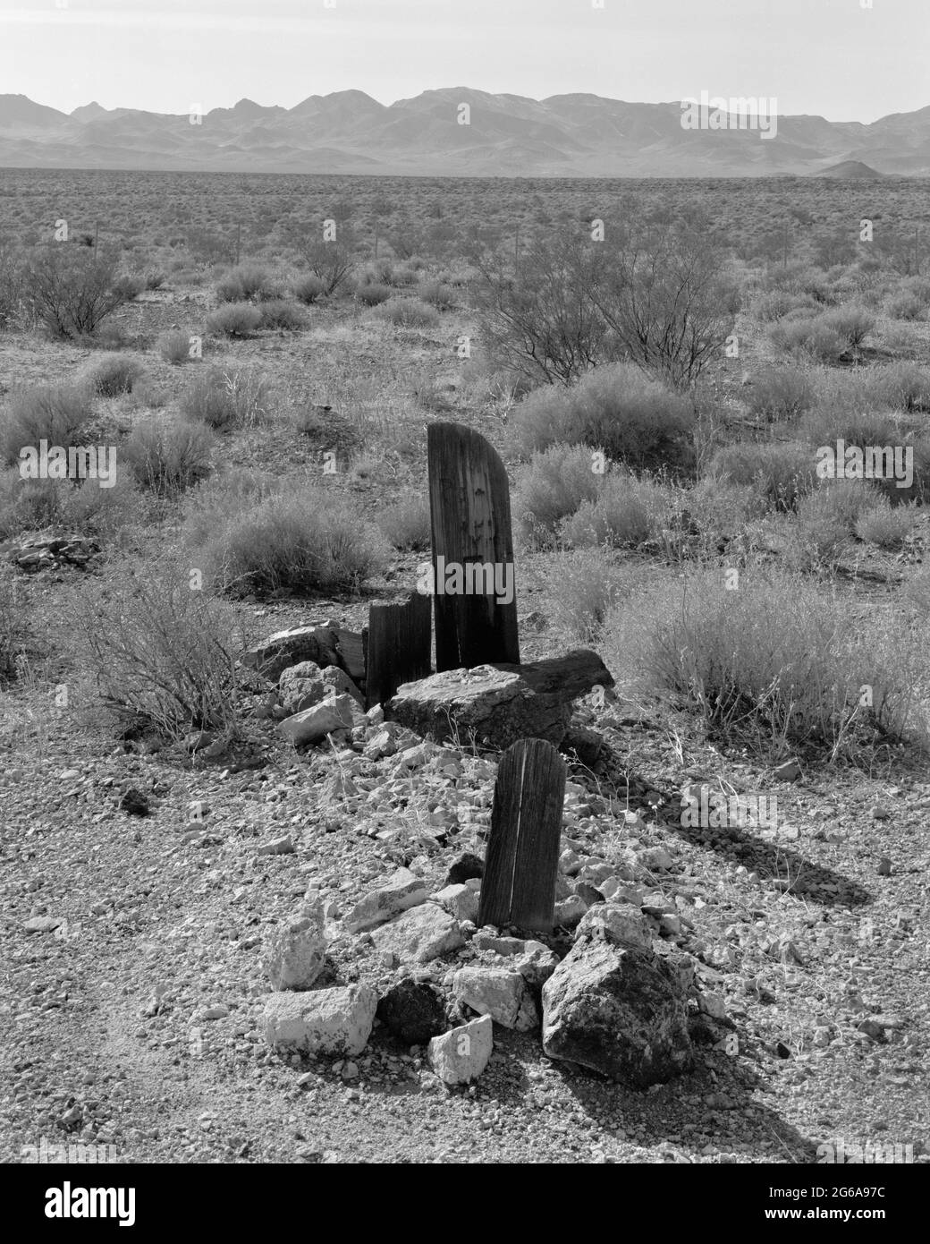 Lone grave hi-res stock photography and images - Alamy