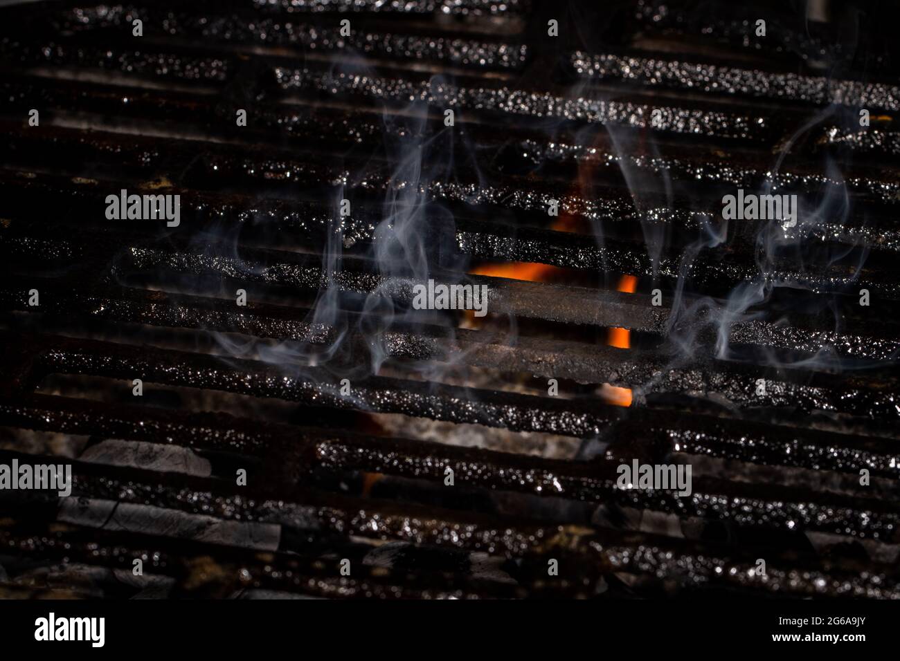 Empty barbeque grill over charcoal Stock Photo - Alamy