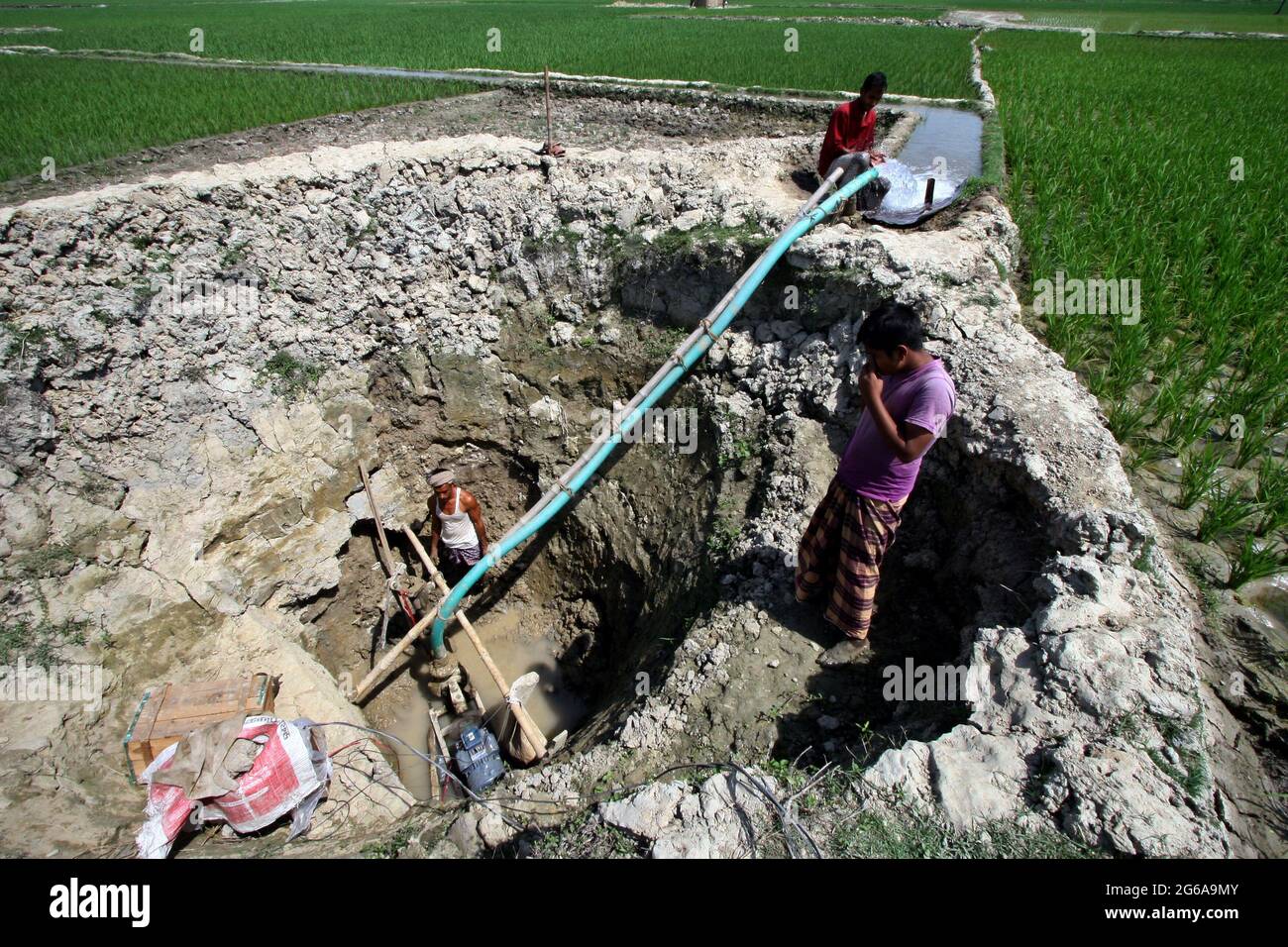 Tube well bangladesh hi-res stock photography and images - Alamy