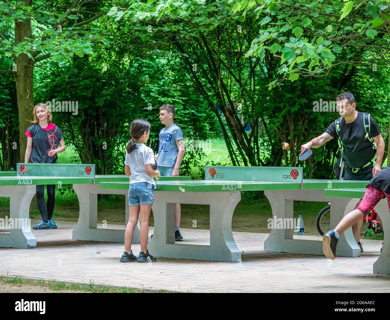 Playing ping pong outdoors hi-res stock photography and images - Alamy