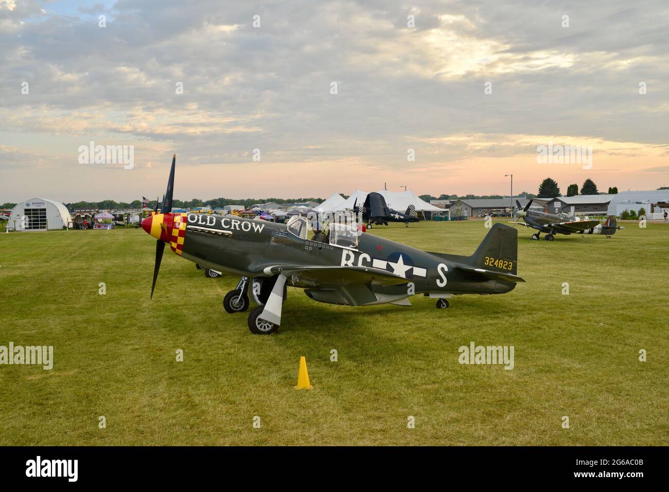 Second World War P-51 Mustang airborne firing up engine and taxiing on ...