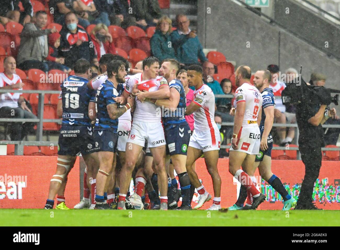 Teams clash hi-res stock photography and images - Alamy