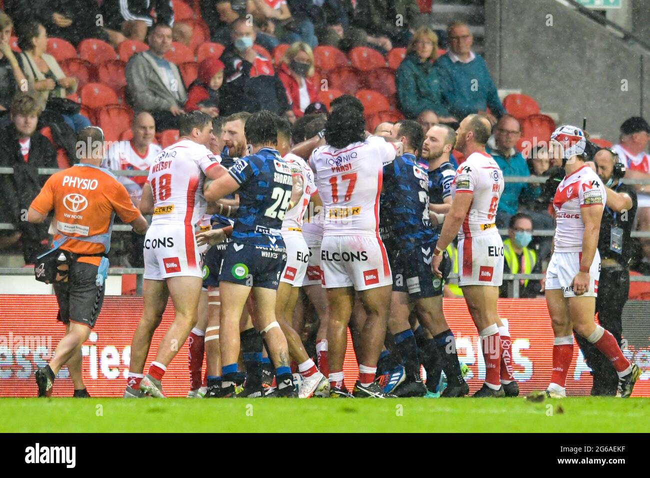 Teams clash hi-res stock photography and images - Alamy