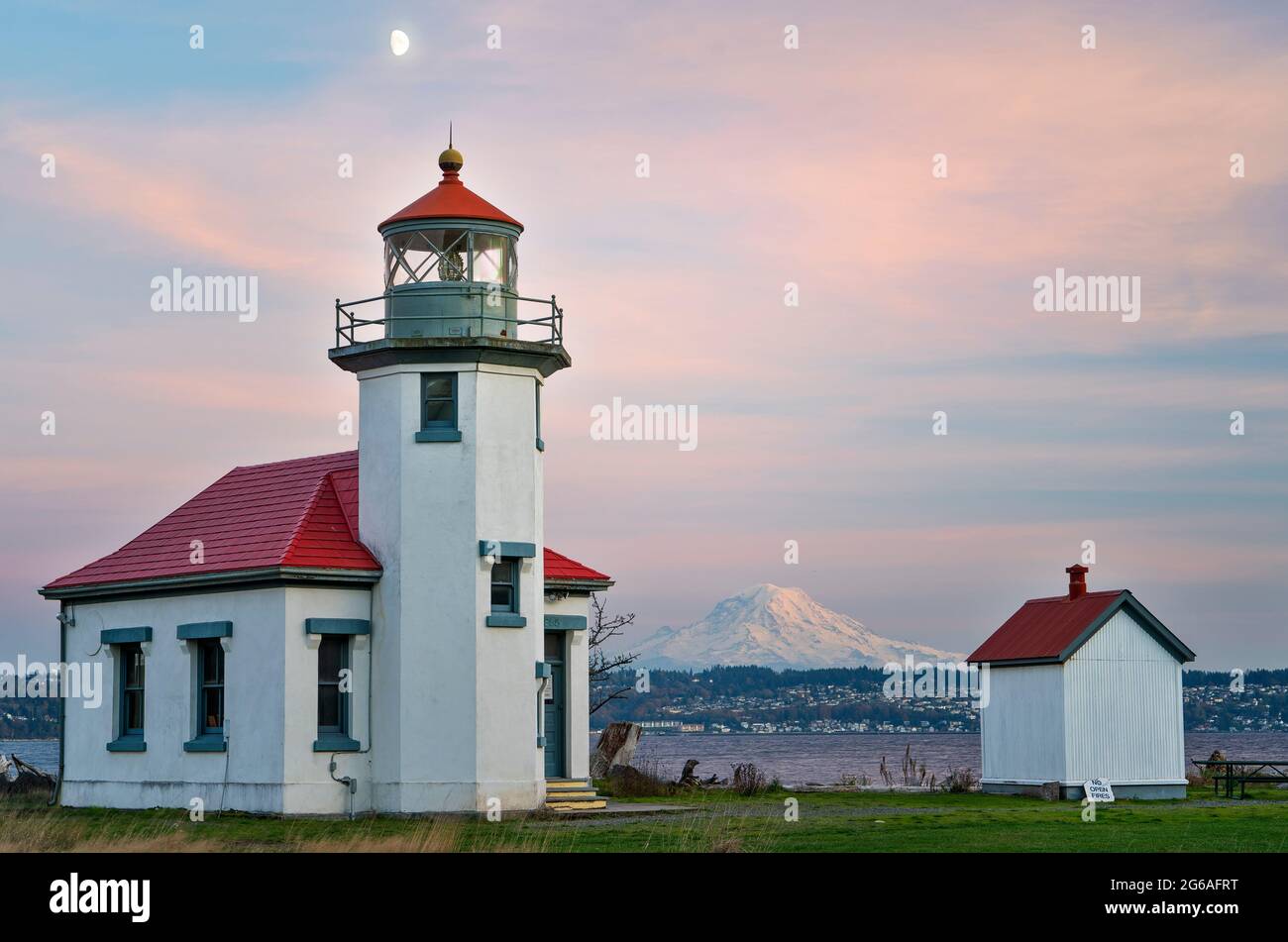 Lighthouse and mount rainier hi-res stock photography and images - Alamy