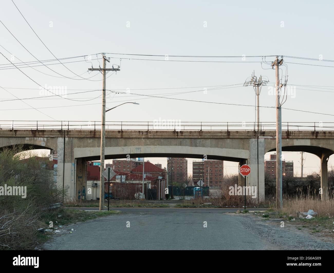 Elevated subway tracks hi-res stock photography and images - Alamy