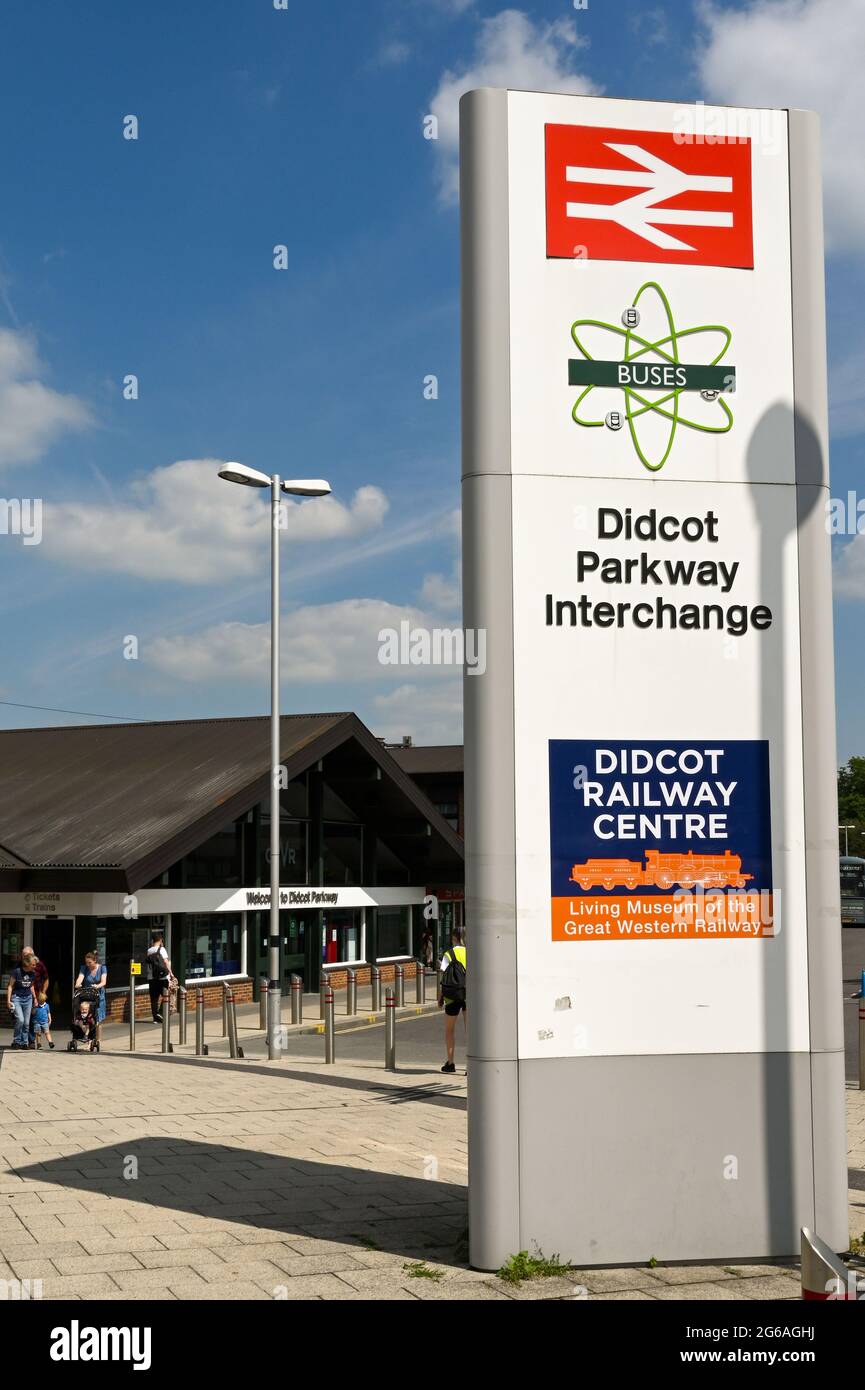 Didcot, England - June 2021: Sign outside Didcot Parkway railway ...