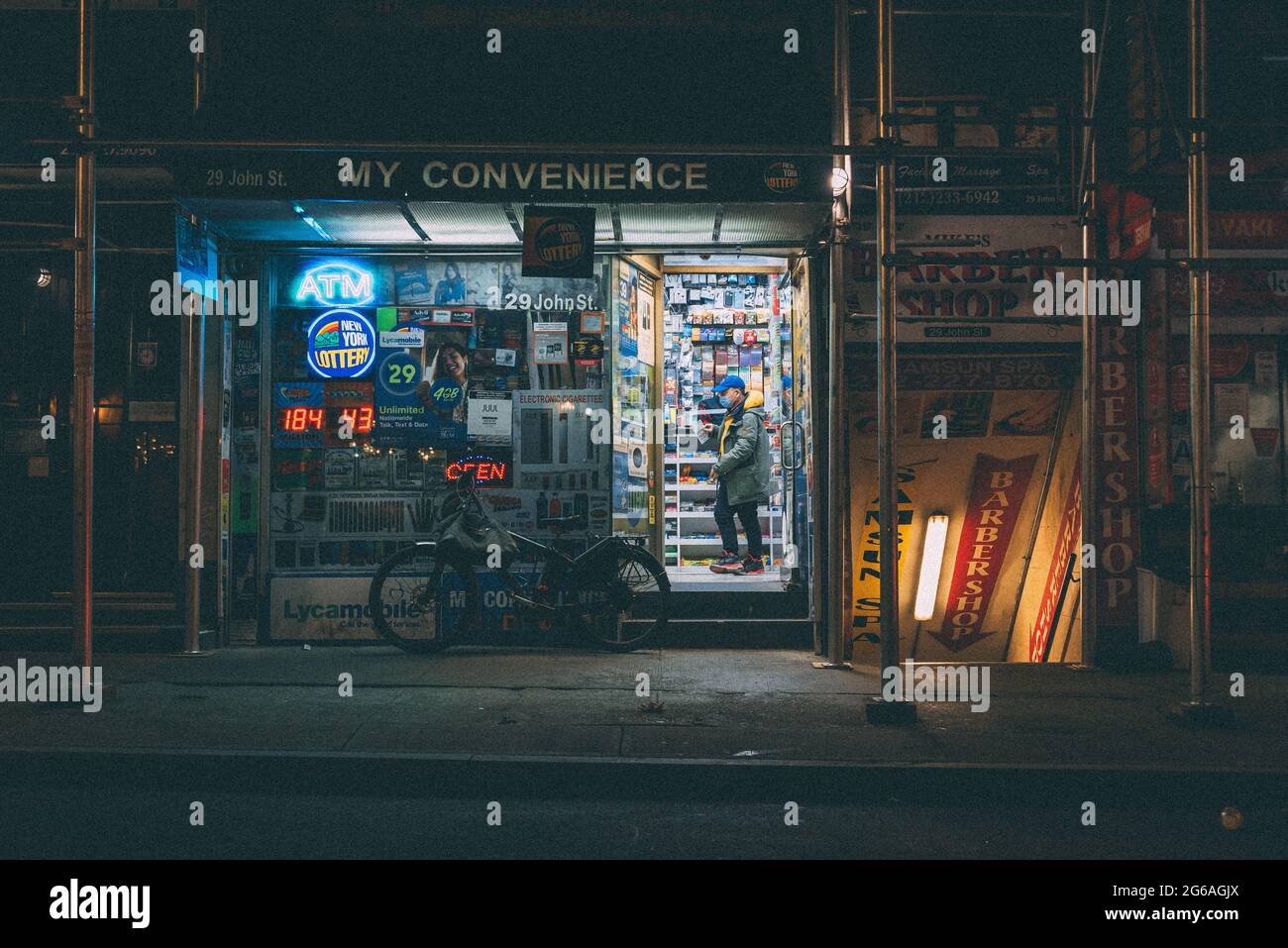 Nyc convenience store hi-res stock photography and images - Alamy
