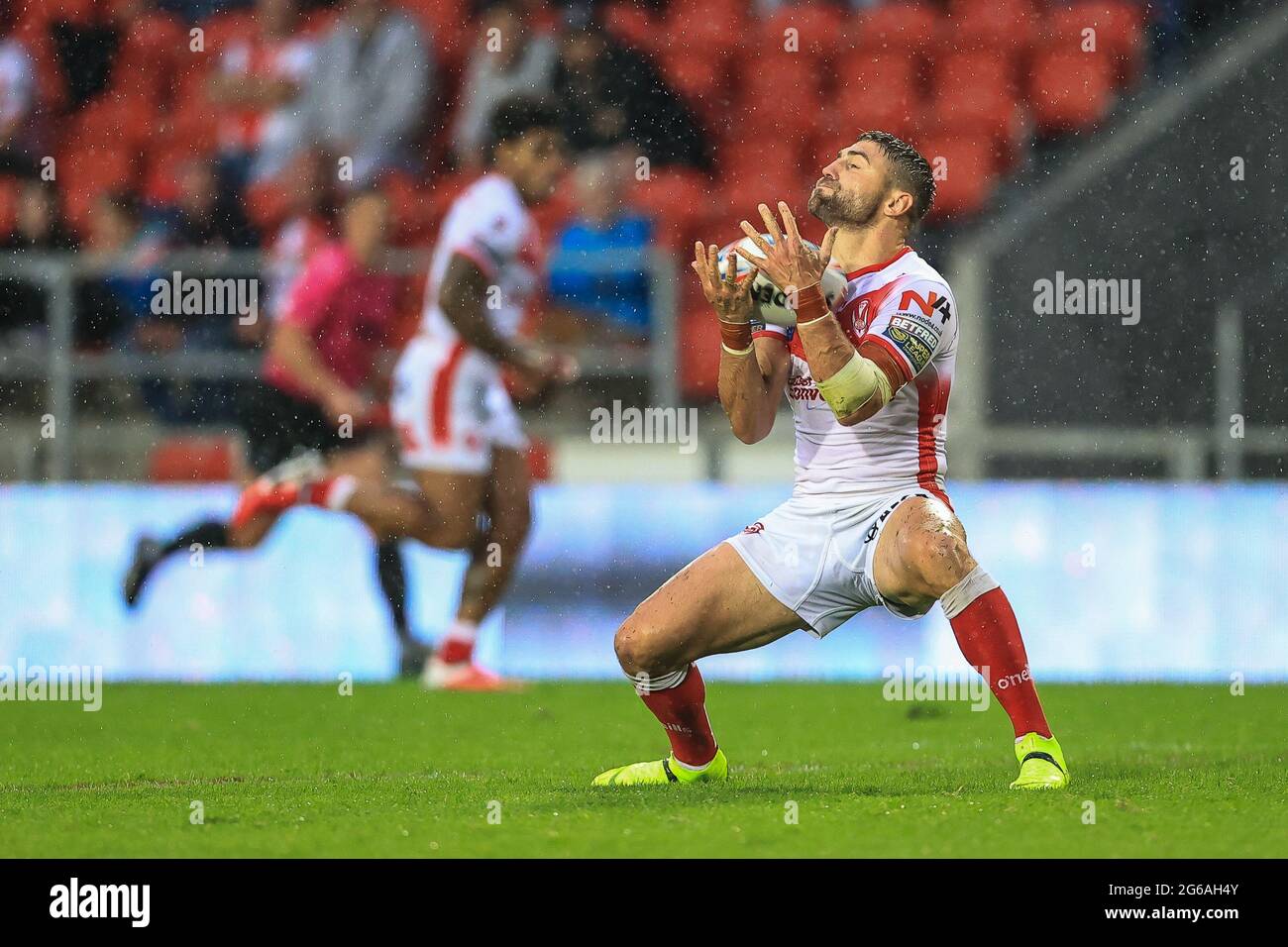 Tommy Makinson (2) of St Helens takes the high ball Stock Photo - Alamy