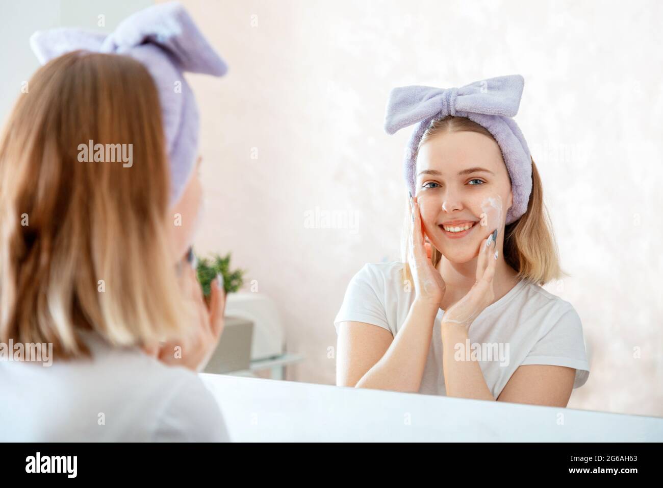 Girl washing her face hi-res stock photography and images - Alamy