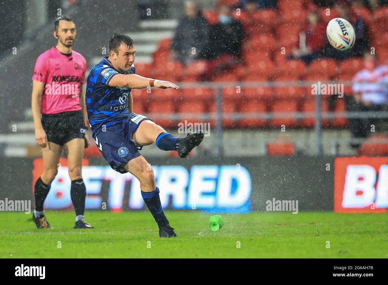 Harry smith kicks goal hi-res stock photography and images - Alamy