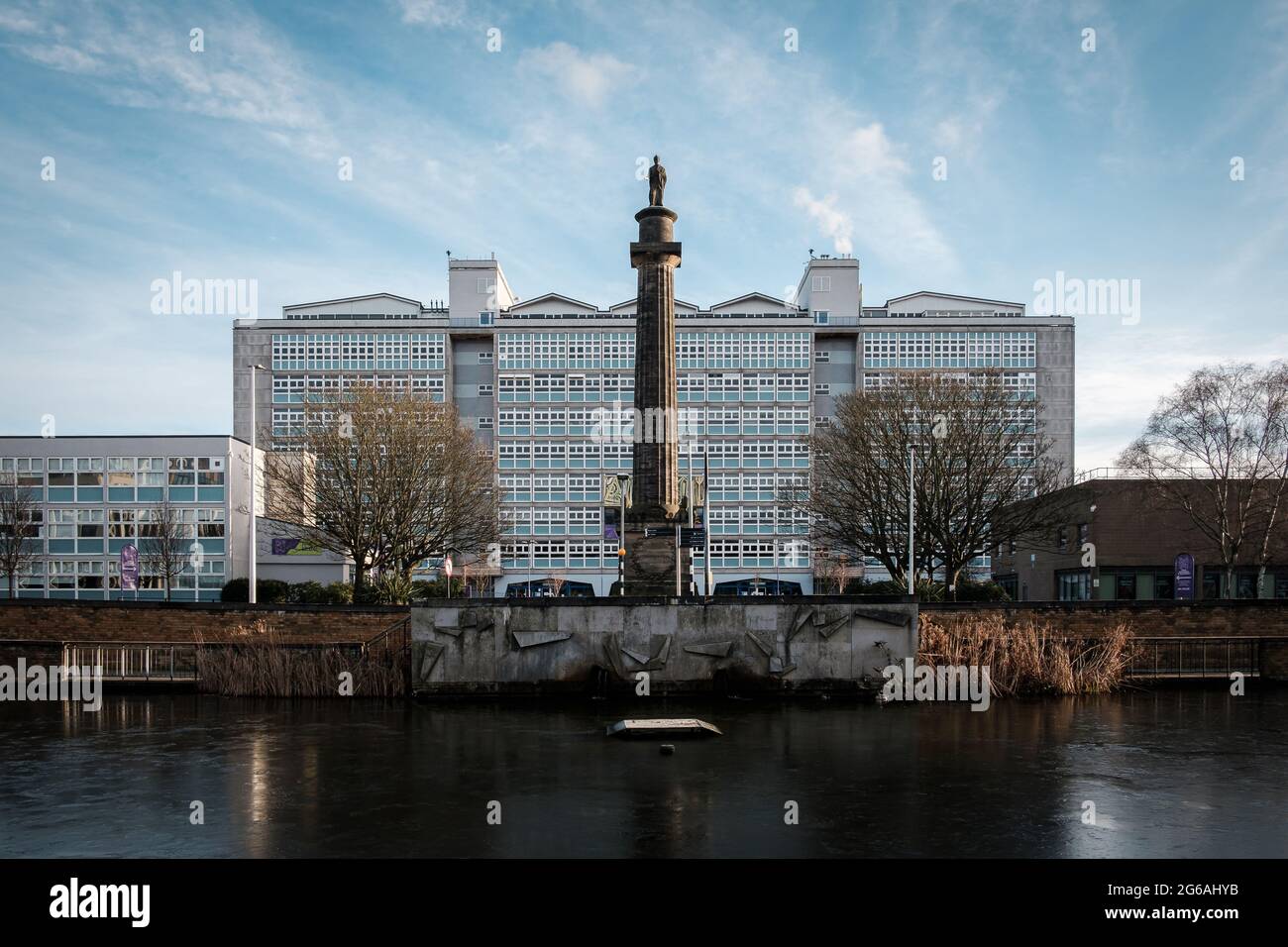 Hull College and Wilberforce Statue in Hull, UK Stock Photo - Alamy