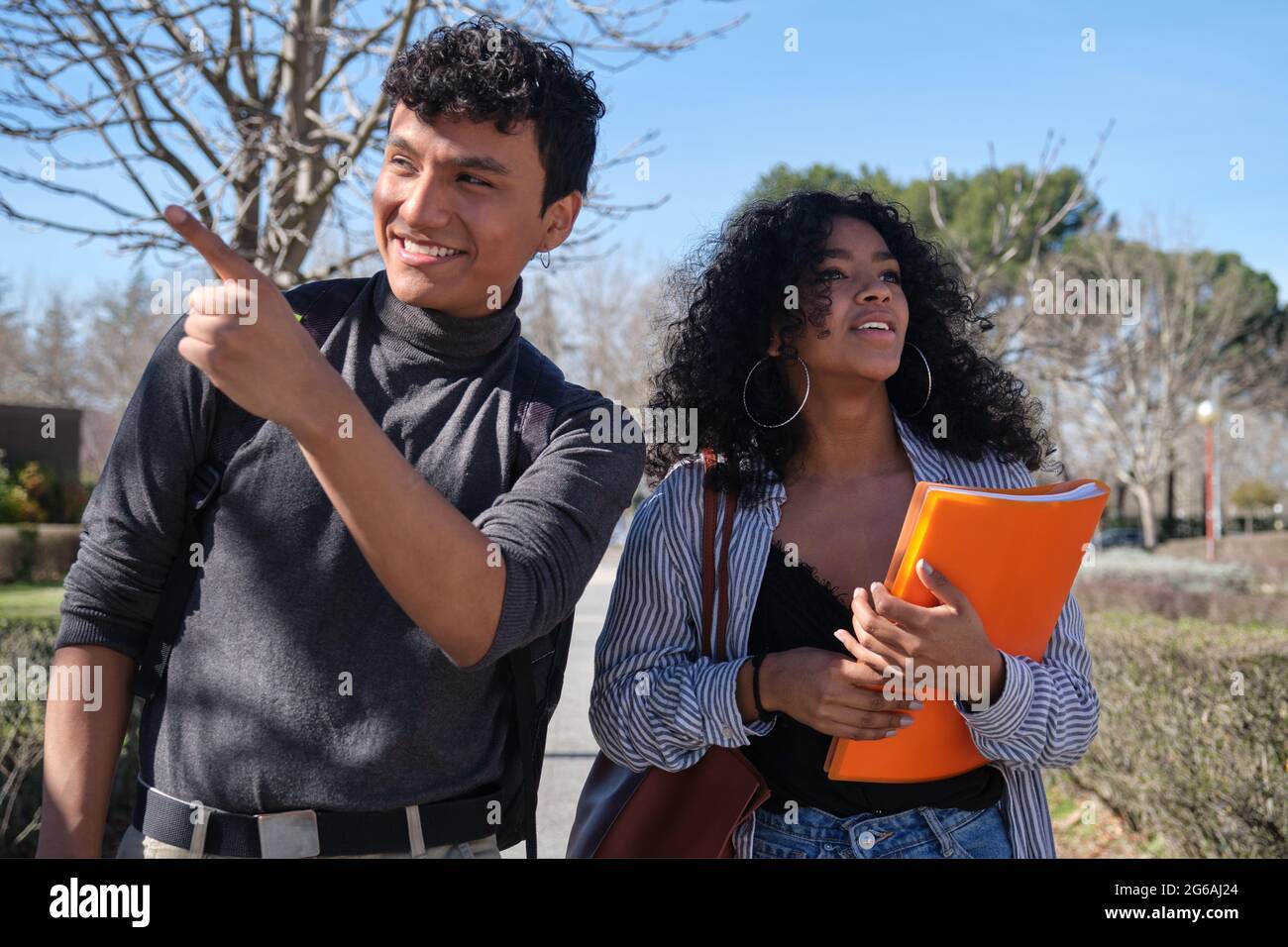 Hispanic college students talking hi-res stock photography and images ...