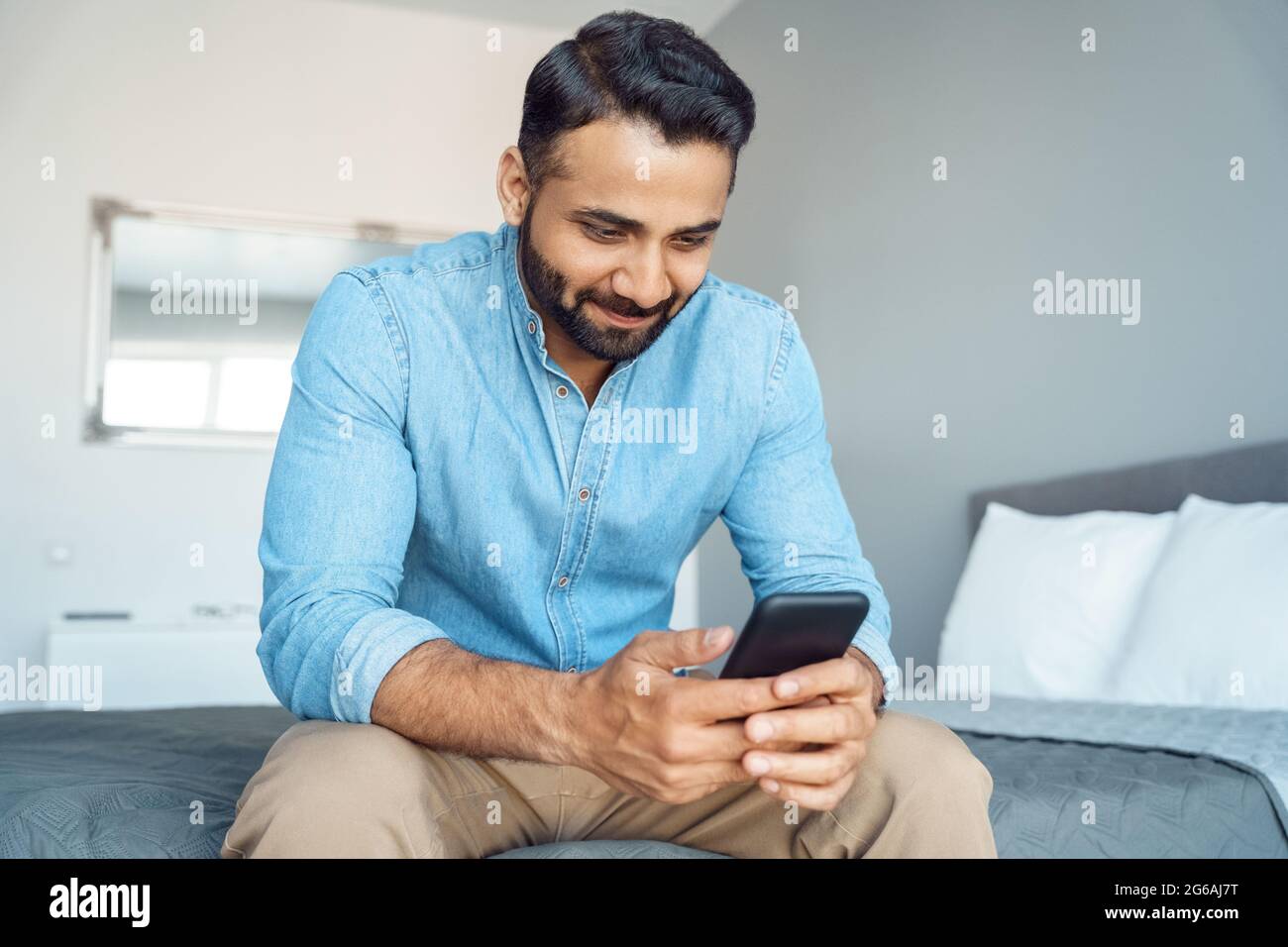 Indian man using phone hi-res stock photography and images - Alamy