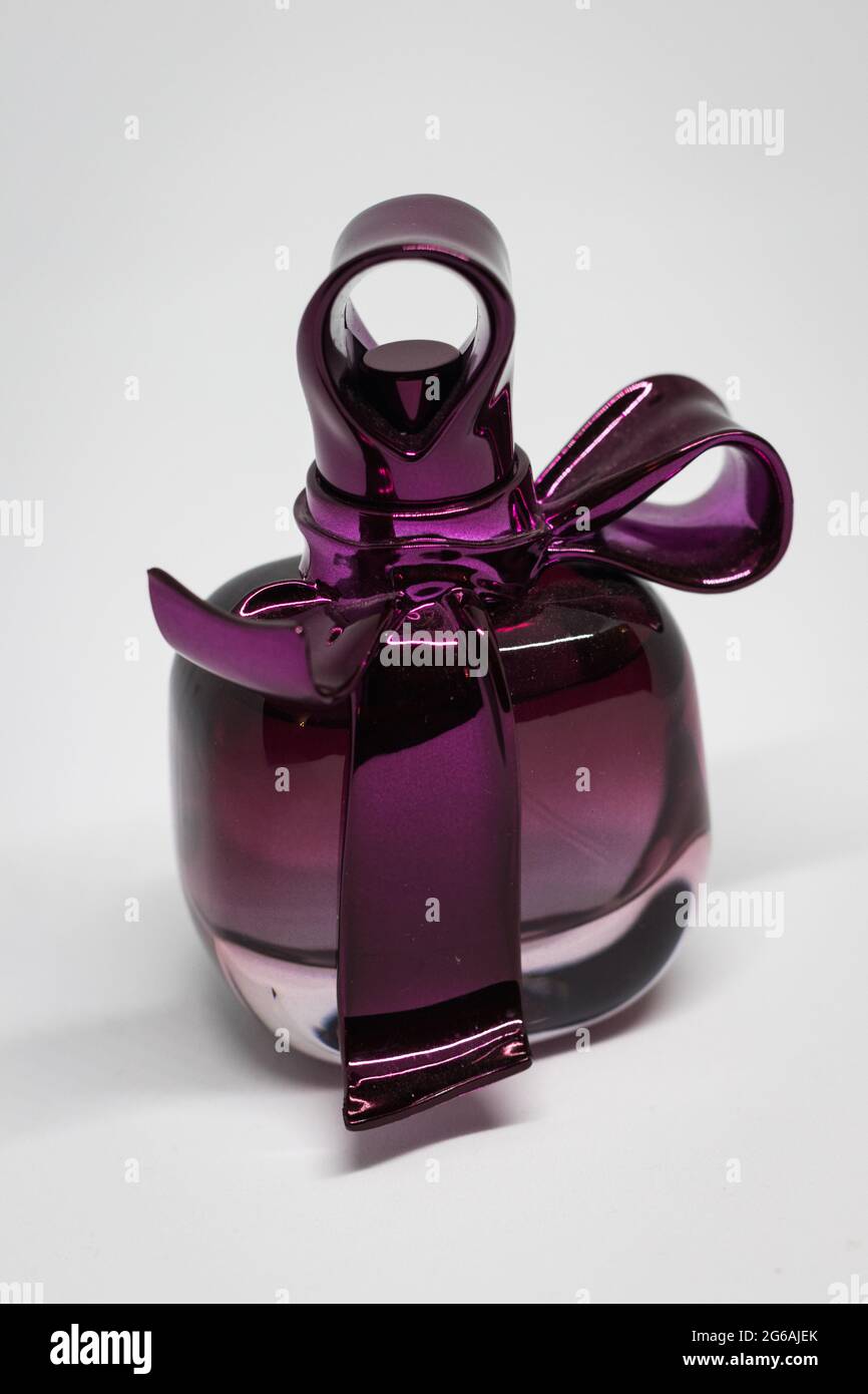 Perfume purple hi-res stock photography and images - Alamy