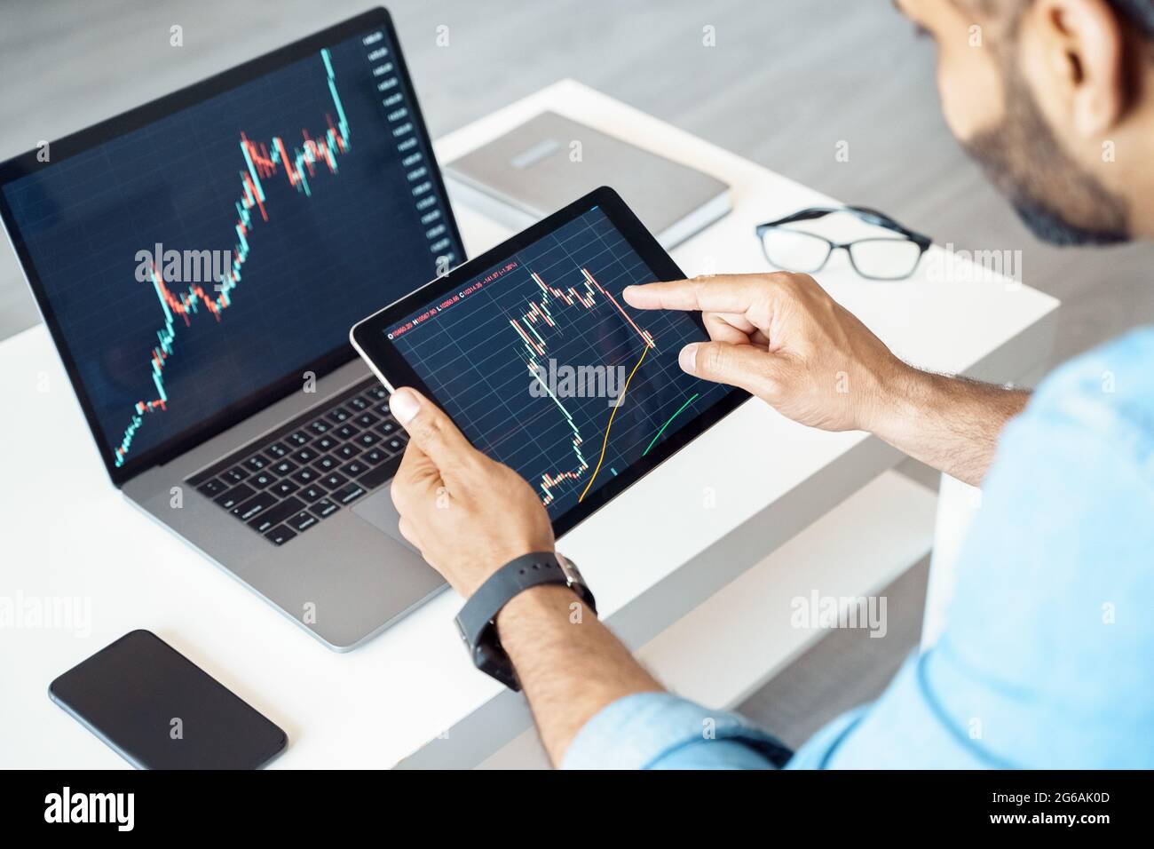 Businessman computer screen charts hi-res stock photography and images ...