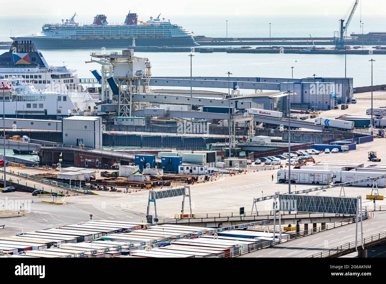 Lorries loading hi-res stock photography and images - Alamy