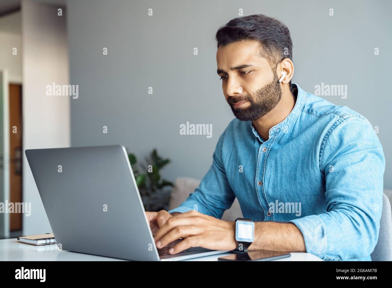 Indian man with laptop hi-res stock photography and images - Alamy