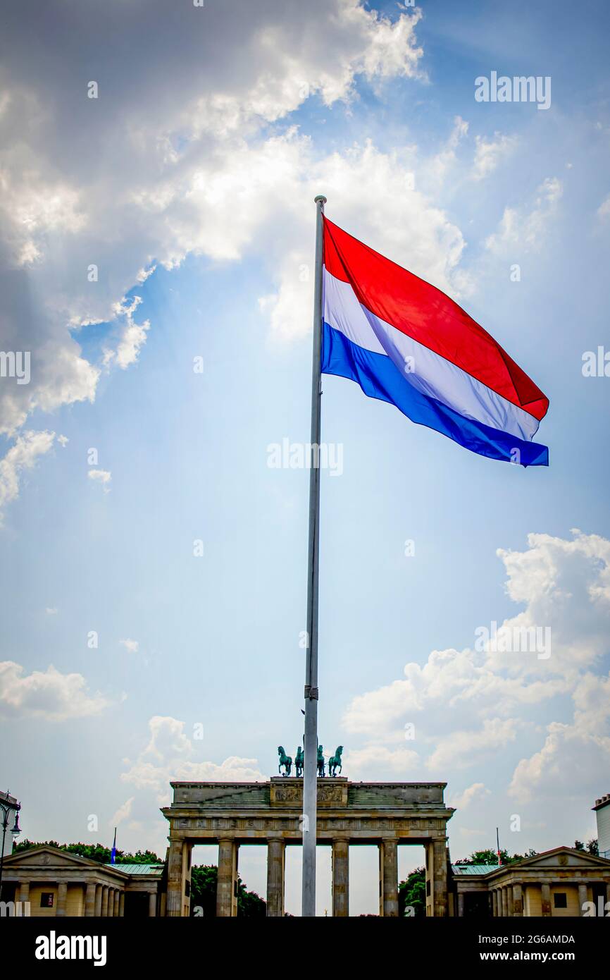 Berlin, Deutschland. 04th July, 2021. Dutch flags at the Brandenburger ...