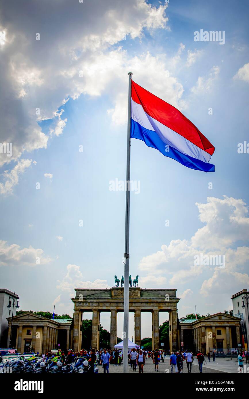 Berlin, Deutschland. 04th July, 2021. Dutch flags at the Brandenburger ...