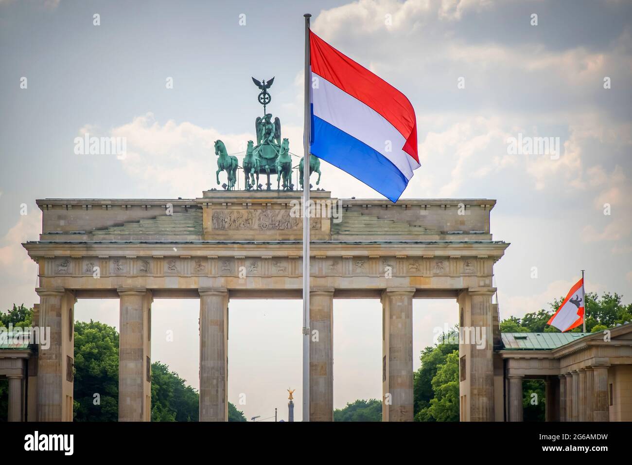 Berlin, Deutschland. 04th July, 2021. Dutch flags at the Brandenburger ...