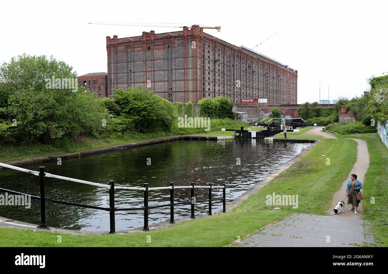 The canal towpath at Stanley Lock in Liverpool Stock Photo - Alamy