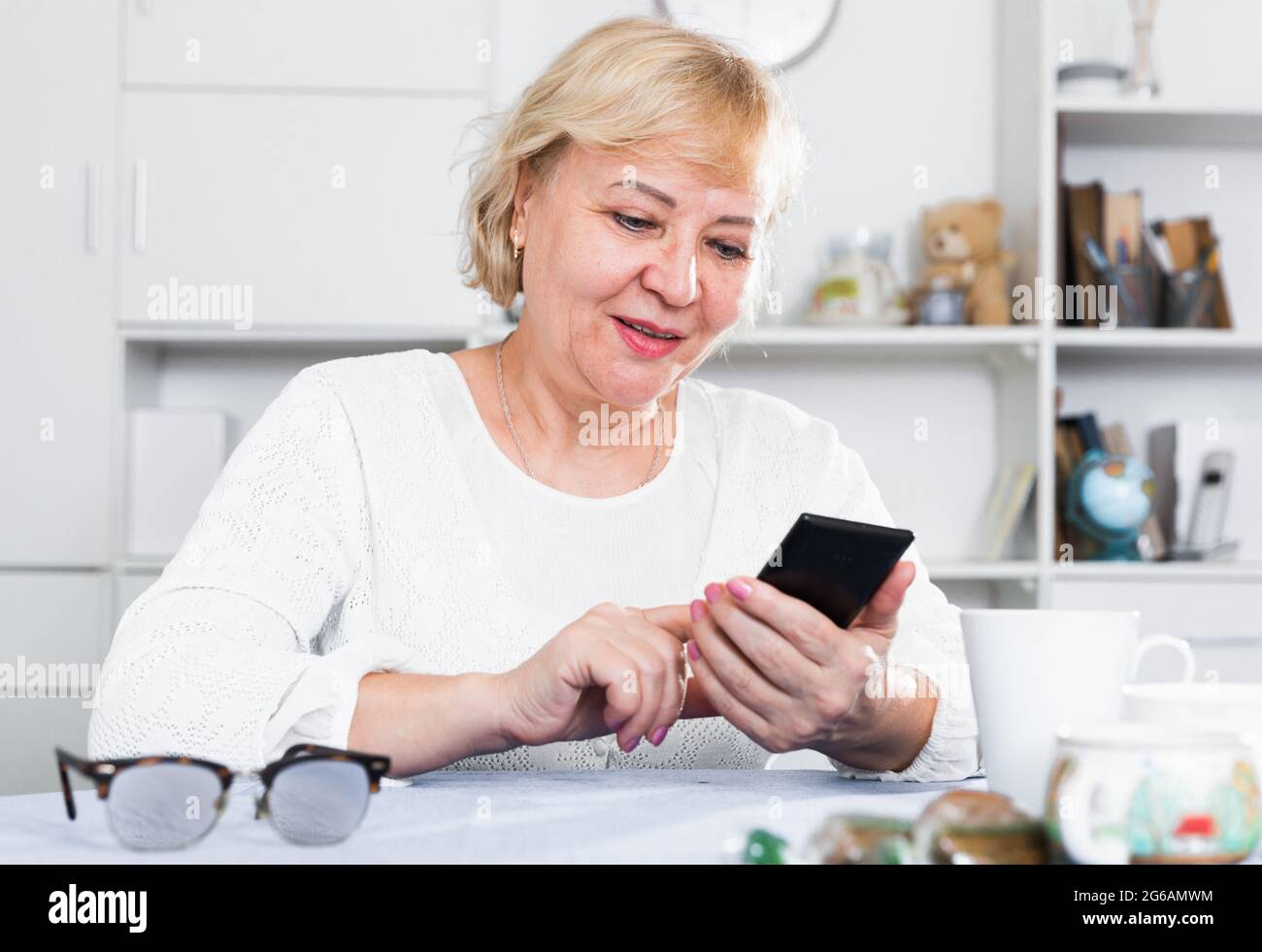 Mature woman with smartphone Stock Photo - Alamy