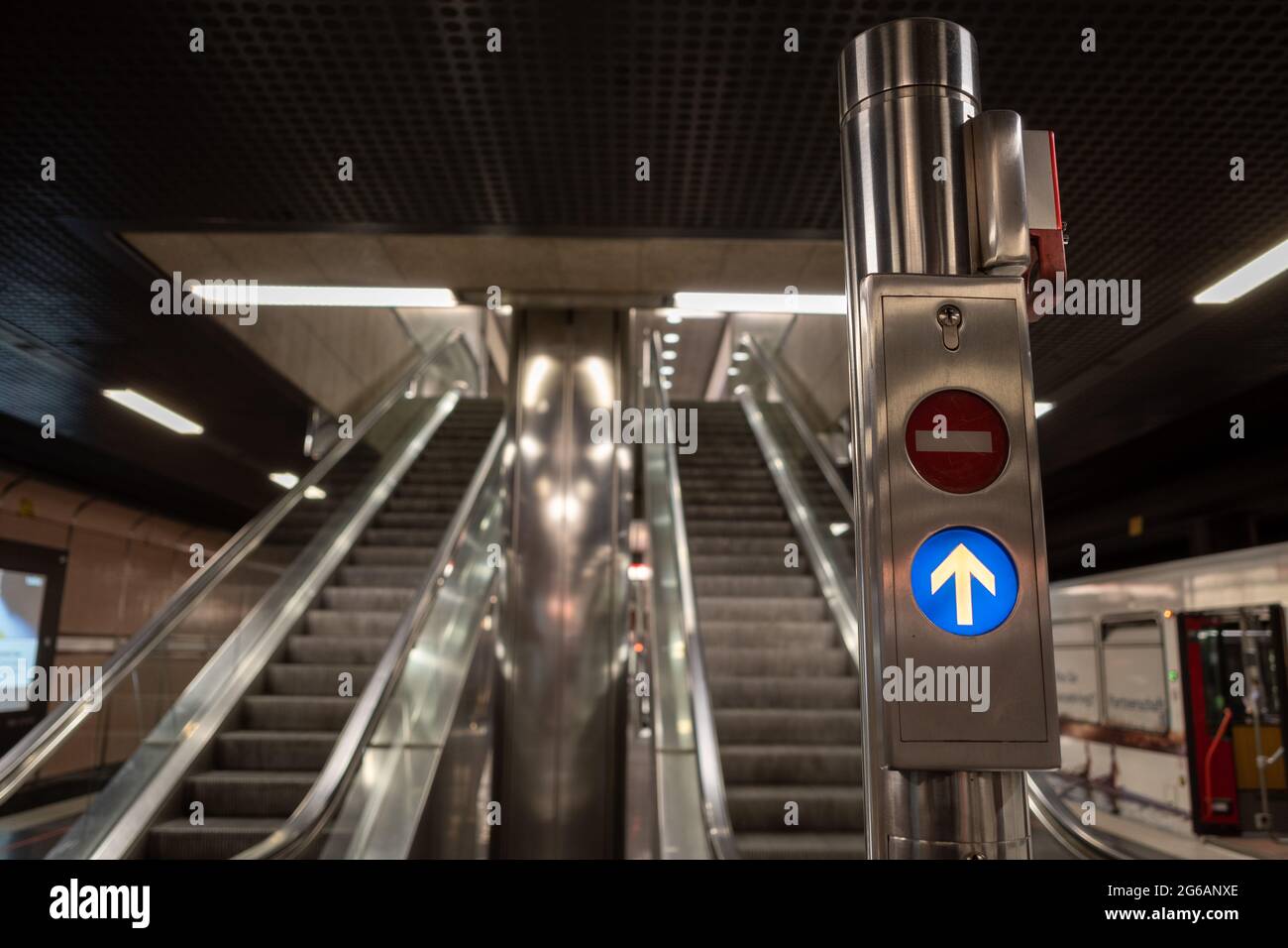 Escalator caution sign hi-res stock photography and images - Alamy
