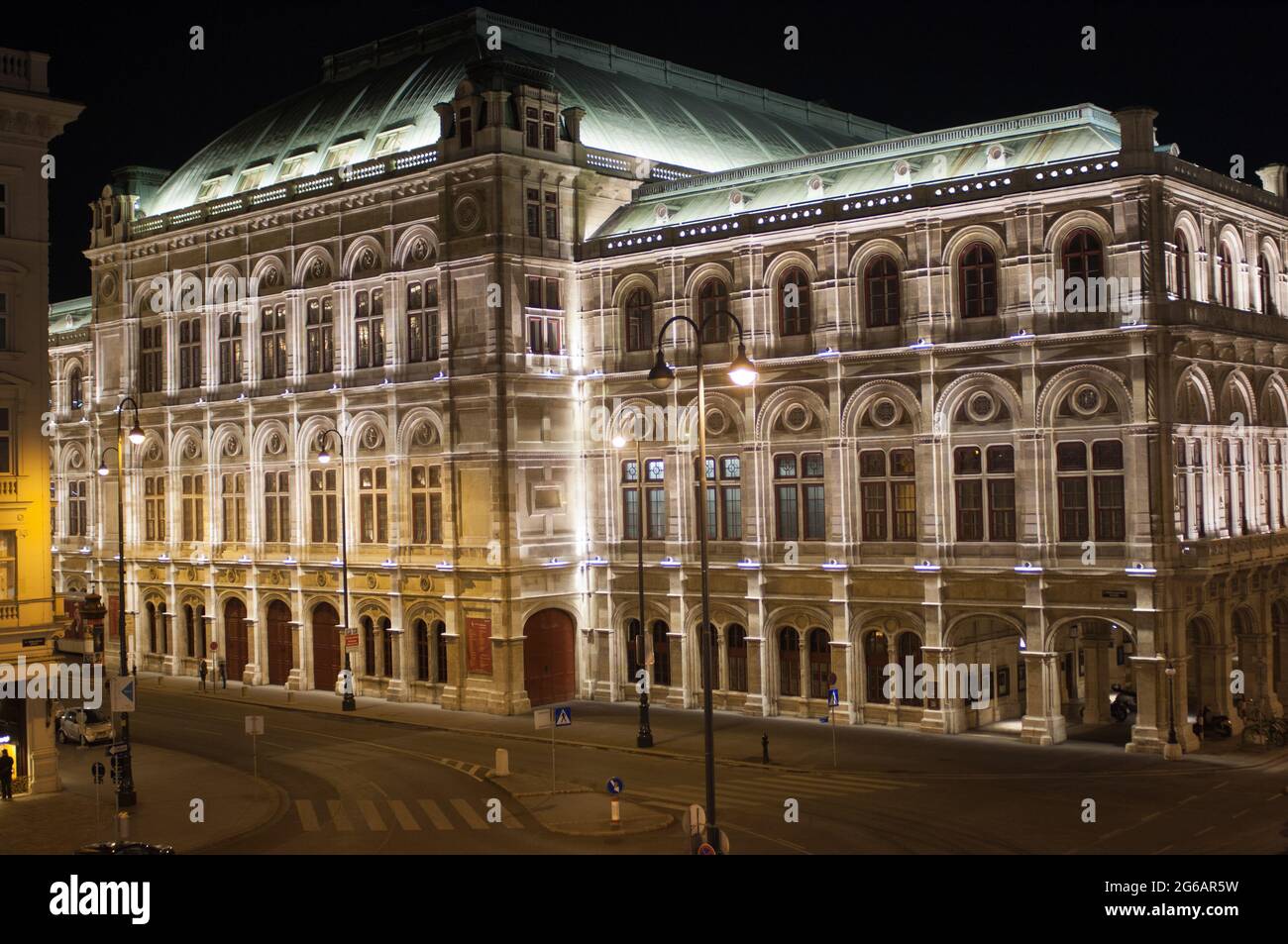 Night back view of the Vienna opera Stock Photo - Alamy