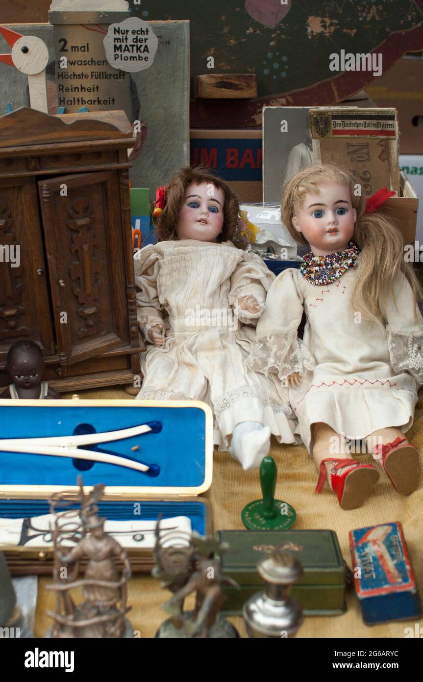 Sale of old dolls Stock Photo - Alamy