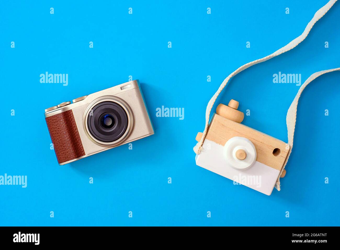 Two cameras, one modern and one old, compared one next to the other ...