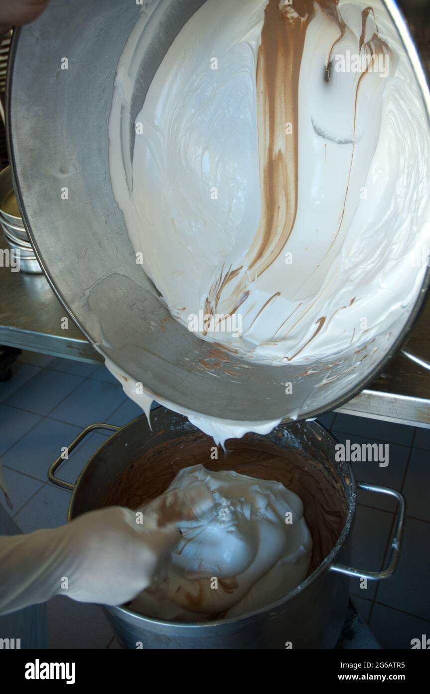 Pastry preparation of the cake or cake Sachers Stock Photo - Alamy
