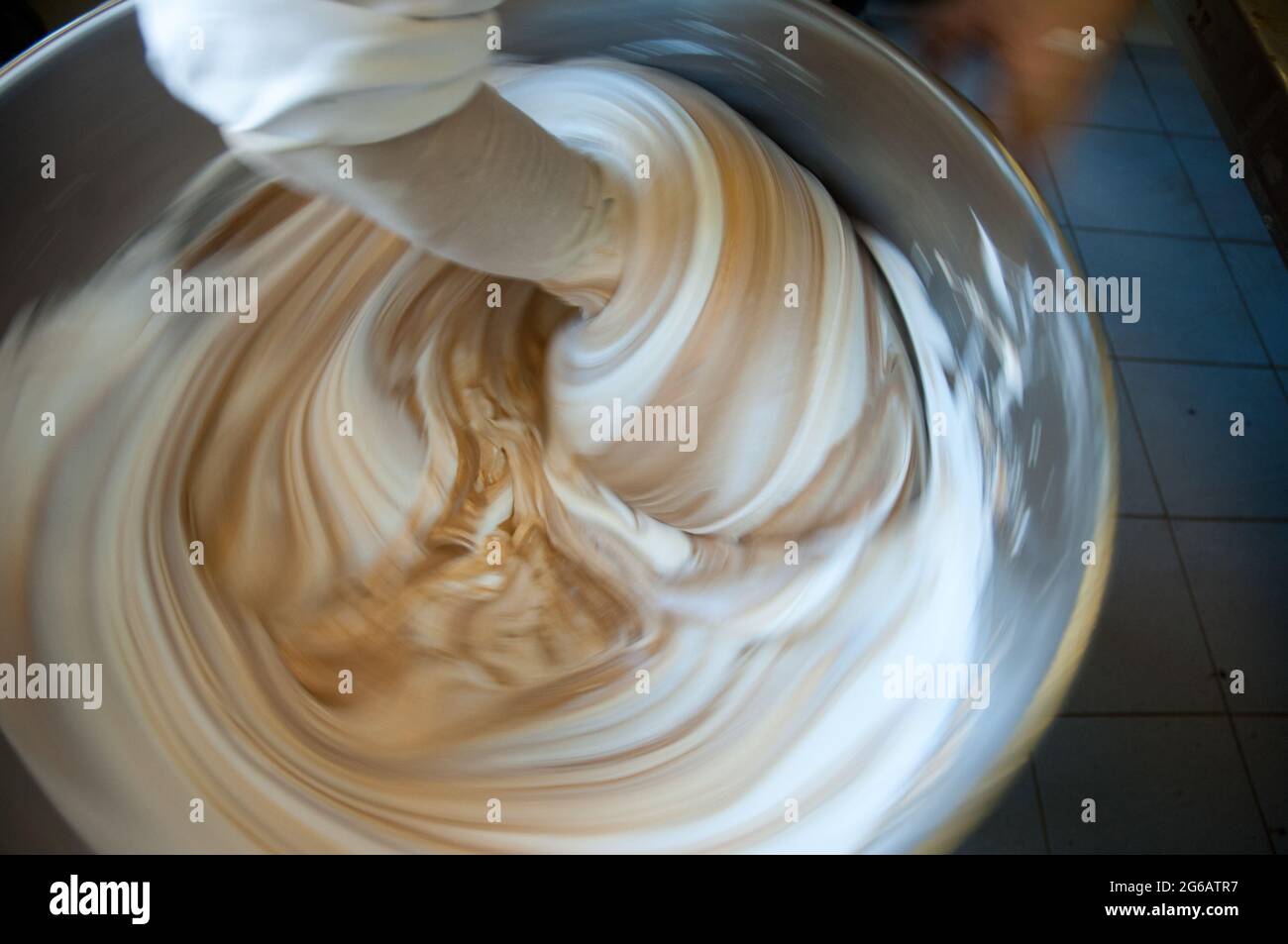 Pastry preparation of the cake or cake Sachers Stock Photo - Alamy