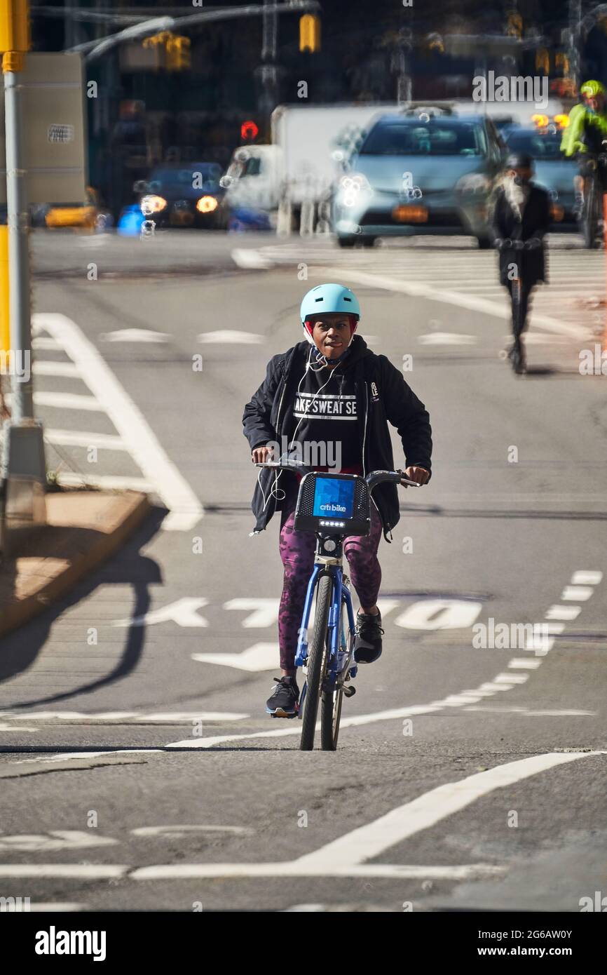 CItyBike commuter riding her bike on Manhattan East side streets Stock ...