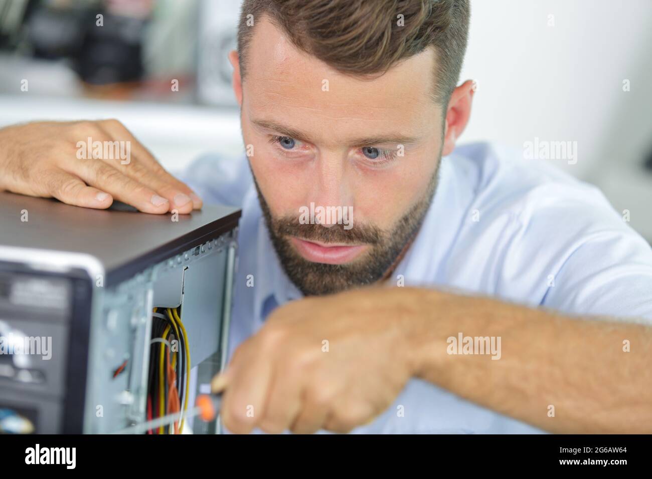 Man old desktop pc hi-res stock photography and images - Alamy