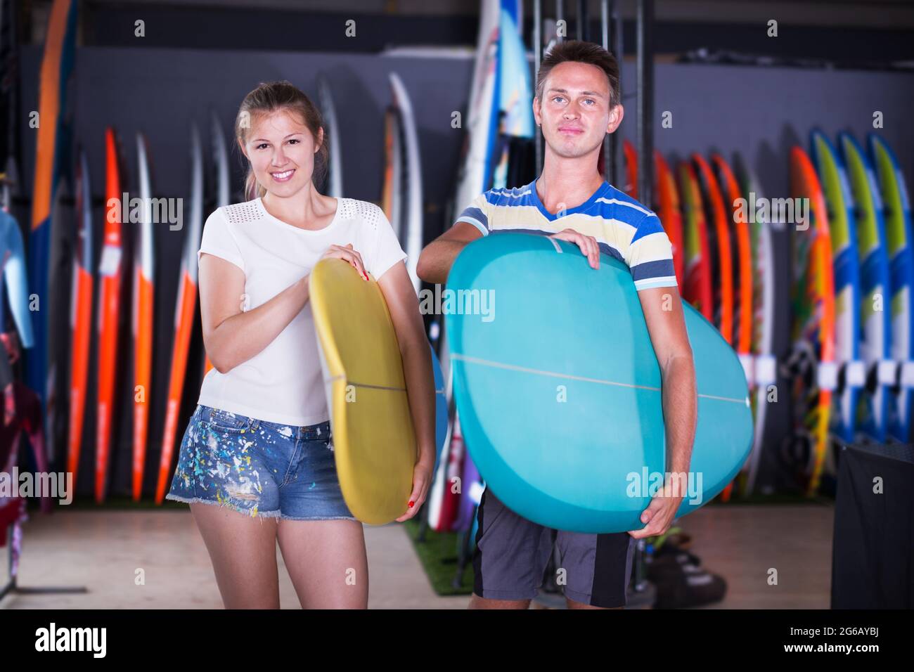 Couple with new surfboard Stock Photo - Alamy
