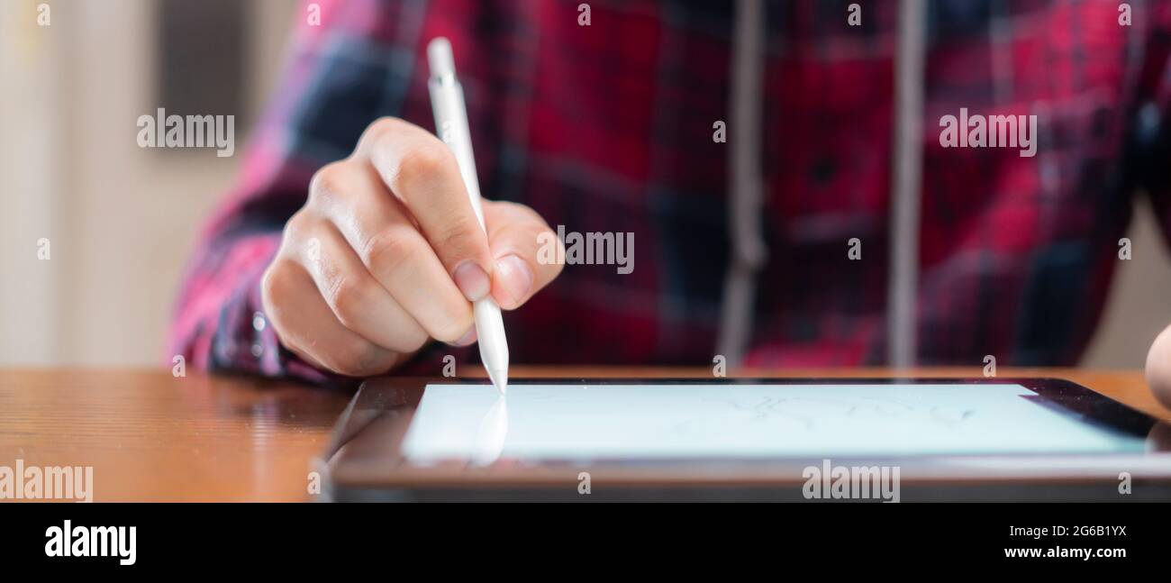 close up hand with digital pen draw on tablet Stock Photo - Alamy