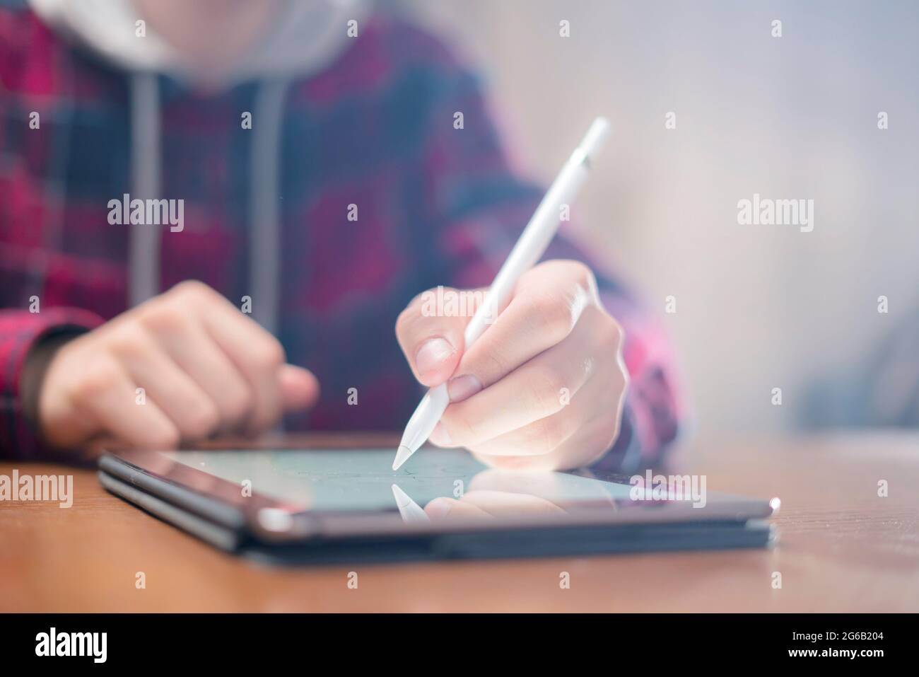close up hand with digital pen draw on tablet Stock Photo - Alamy